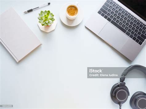 노트북 펜 커피 노트북 회색 배경에 헤드폰플랫 평신도 구성 개념 원격 연구 및 가정에서 작업 원격 작업 프리랜서 검역 거리 온라인 학습 복사 공간을 참조하십시오 0명에 대한