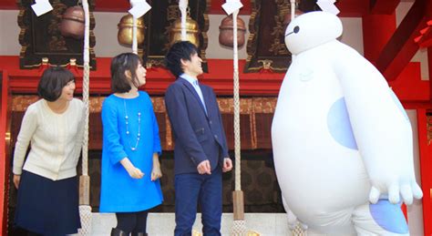 ベイマックスが“アカデミー賞”祈願！ 新宿・花園神社参拝でペコリ