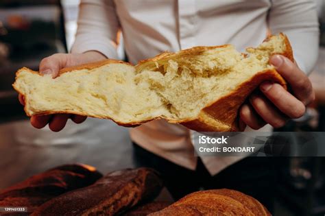 제복을 입은 잘 생긴 빵 굽는 사람이 빵집에서 갓 구운 빵을 나눕니다 제빵사에 대한 스톡 사진 및 기타 이미지 제빵사 행복 35 39세 Istock