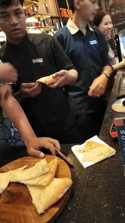 못먹을 고르곤피자를 내게 주어서 뱉었다 다들못먹는다 진짜 미친치즈를 가져온거다 모짜렐라 치즈가 아닌 희안한 치즈를 가져와 먹으란다 Youtube