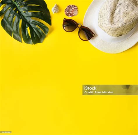 노란색 배경의 해변 액세서리 선글라스와 줄무늬 모자 여름이 다가오고 있습니다 열대 잎 몬스터 여름 플랫 레이 상단 전망 텍스트를위한 공간 노란색 배경에 대한 스톡 사진 및