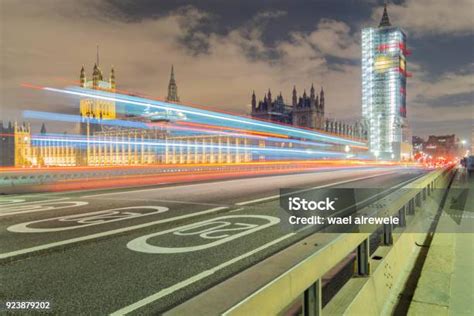 웨스트 민스터 다리 및 보기에서의 회의 집 건설 발판 빅 벤 혁신의 런던 영국 2018 년 2 월 17 일 긴 노출 샷 강에