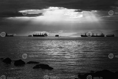 خرید و قیمت دانلود عکس یک عکس در مقیاس خاکستری از کشتی ها روی آب ترب