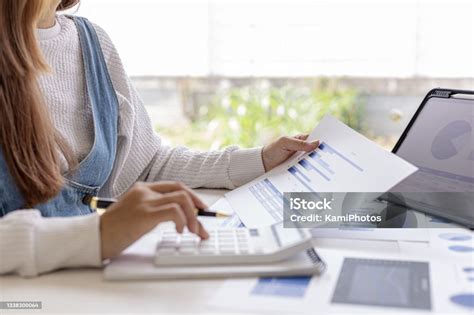 문서를 들고 책상에 흰색 계산기를 누르는 여성 감사원은 유효성 및 사기 회계 조작을 확인하기 위해 회사 부기 데이터를 검토하고 있습니다 감사 개념입니다 경제에 대한 스톡