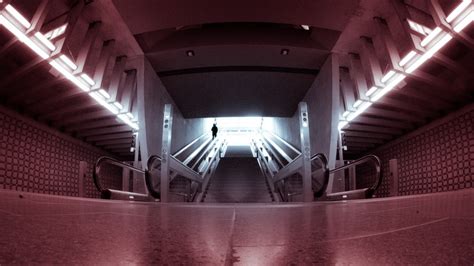 무료 이미지 빛 건축물 사진술 강당 분위기 기차 에스컬레이터 지하철 Dslr 역 어둠 미래의 극장 솔직한 미술 하나 대칭 독일 넓은