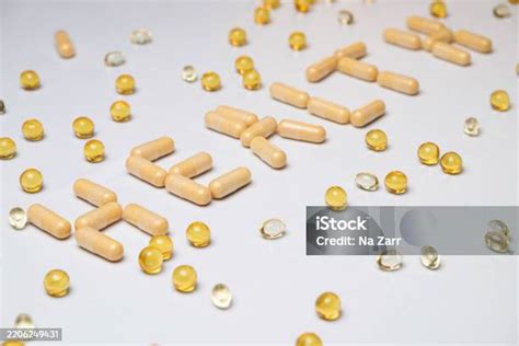 건강을 위한 밝은 표면에 비타민과 젤을 창의적으로 배치 0명에 대한 스톡 사진 및 기타 이미지 0명 건강관리와 의술 건강한 생활방식 Istock