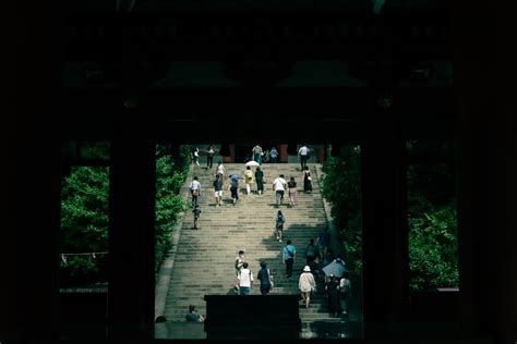 계단을 내려가는 한 무리의 사람들 사진 Unsplash의 무료 가마쿠라 이미지 계단을 내려가는 한 무리의 사람들 사진 Unsplash의 무료 가마쿠라 이미지