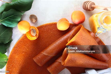 흰색 배경에 꿀을 가진 살구의 Pastille 천연 및 식이 제품 방부제없이 저칼로리 식사와 스낵 건강한 식생활에 대한 스톡 사진 및 기타 이미지 Istock