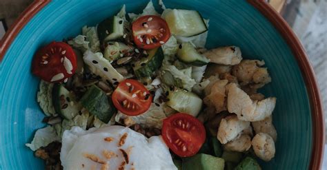 Flavorful 건강한 건강한 식사 균형 잡힌 식단 다이어트 다채로운 단백질이 풍부한 닭 라이프스타일 맛있는 미식가 바삭바삭한 방울 토마토 보울