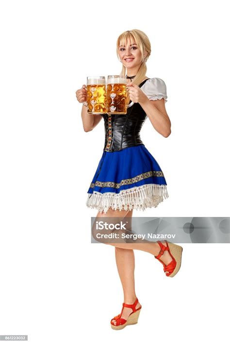 전통 의상 흰색 배경에 고립 된 맥주 안경 들고와 금발 머리 여자의 전체 길이 초상화 독일 문화에 대한 스톡 사진 및 기타 이미지 독일 문화 맥주 여자 Istock