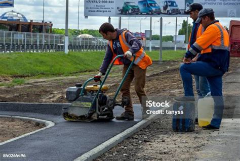 Moskovsky 전망에 진동 기계를 사용 하 여 보도에 아스팔트 층의 형성 가리기에 대한 스톡 사진 및 기타 이미지 가리기 거리 건설 기계류 Istock