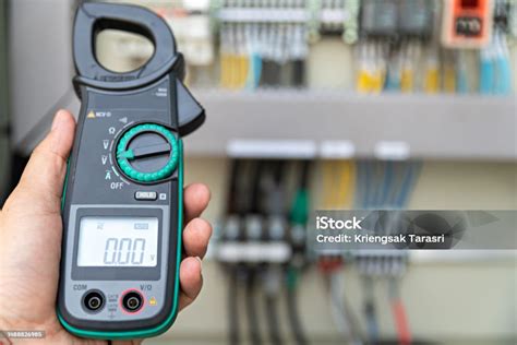 전기 기술자는 전기 장비 수리를 위해 Dijital 클램프 미터를 사용합니다 에너지 개념입니다 전선 회로 볼륨 확인tage 작업을 시작하기 전에 안전이 최우선입니다 검사