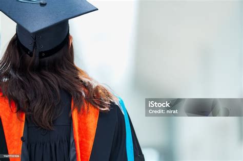 졸업 가운과 모자를 쓴 젊은 아시아 여자 대학 졸업생의 뒷모습 20 24세에 대한 스톡 사진 및 기타 이미지 20 24세 4k해상도 검은색 Istock