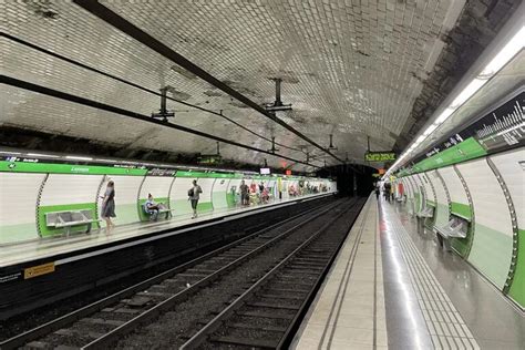 España Un Hombre Cayó A Las Vías Del Subte De Barcelona Y Fue Salvado