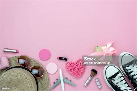테이블 장식 발렌타인 패션 여자 배경 개념의 상위 뷰 항공 이미지 평면 위치 항목 비행기 여행입니다 여성 의류 여행자에 대 한 화장품 분홍색 종이에 하트 선물 상자 0명에