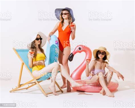 수영복을 입은 세 명의 쾌활한 여성이 여름 모임 수영 회색 배경에 고립 된 칵테일을 마시는 18 19세에 대한 스톡 사진 및 기타 이미지 Istock