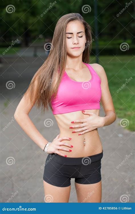 Belle Jeune Fille Mince De Forme Physique Photo Stock Image Du Hispanique Ajustement