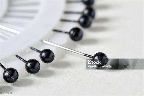 흰색 배경 위에 검은 색 핀이있는 흰색 바늘 침대 검은 색 머리가있는 봉제 핀 세트 클로즈업 선택적 초점 0명에 대한 스톡 사진 및 기타 이미지 Istock