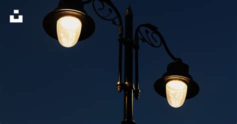 블랙 스트리트 포스트 사진 Unsplash의 무료 램프 이미지