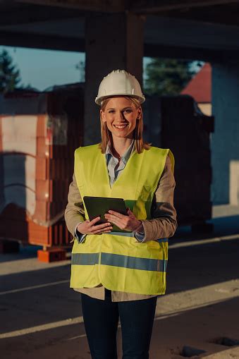 건설 현장에서 디지털 태블릿을 사용하는 미소 짓는 여성 건축가 20 29세에 대한 스톡 사진 및 기타 이미지 20 29세