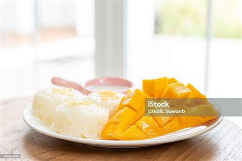 망고 열대 과일과 코코넛 주스와 끈적 끈적한 쌀 태국 디저트 0명에 대한 스톡 사진 및 기타 이미지 0명 건강한 식생활 과일 Istock