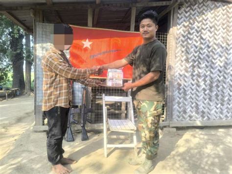 ချောင်းဦးတွင် စစ်တပ်၏ ဖမ်းဆီးခြင်းခံရသော ပြည်သူတစ်ဦးက သေနတ် ၂ လက်နှင့