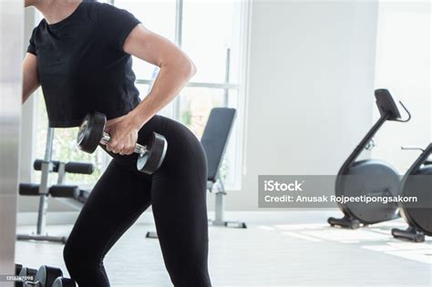 피트니스 체육관에서 거울 앞에 서 있는 몸의 아령을 들고 있는 아름다운 백인 백인 여성 20 29세에 대한 스톡 사진 및 기타 이미지 20 29세 30 34세 가정