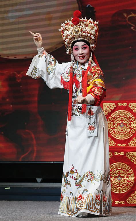 沉浸式豫剧《花木兰》首演 全场齐声演唱 香港中原网