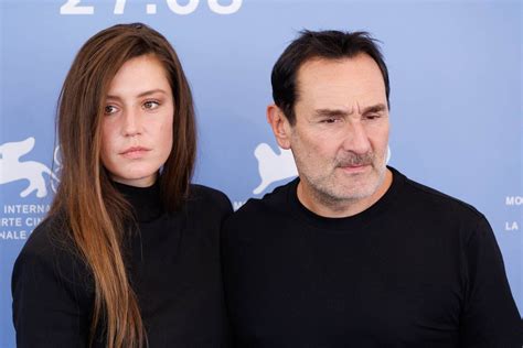 Adèle Exarchopoulos Lactrice Saffiche Dans Les Bras Dun Beau Brun