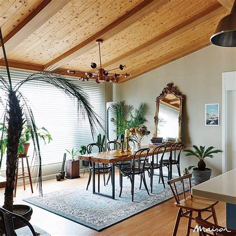 Maison Korea — 로프트 하우스처럼 나무 패널로 마감된 사선 형태의 천장이 이색적인 분위기를 풍기는 집🏡