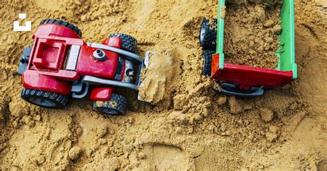 빨간 장난감 트럭과 녹색 장난감 자동차가 모래 속에 있습니다 사진 Unsplash의 무료 에를랑겐 이미지