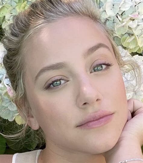 Lili Reinhart Sensual Tv