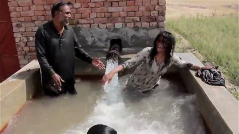 Viral Video👁️‍🗨️ Desi Girl Bathing In Tube Well Pakistani Village