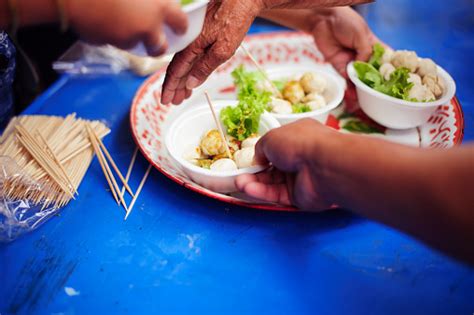 빈곤에 대 한 사회적 문제는 먹이를 주는 데 도움을 주었다 사회에서 배고픈 사람들에 게 먹이를 주는 자원 가난한 사회에 식량을 기증 하는 개념 개념에 대한 스톡 사진 및