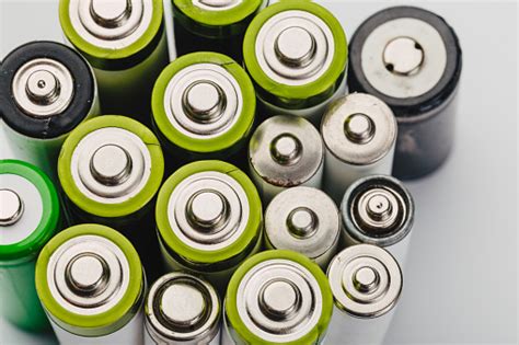 많은 새로운 사용 알칼리성 배터리는 밝은 배경에 Aa를 입력합니다 0명에 대한 스톡 사진 및 기타 이미지 0명 개념 개념과 주제 Istock