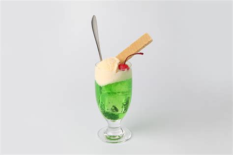 멜론 소다 플로트 와 바닐라 아이스크림 음료 고립 된 흰색 배경 아이스크림 플롯에 대한 스톡 사진 및 기타 이미지 아이스크림