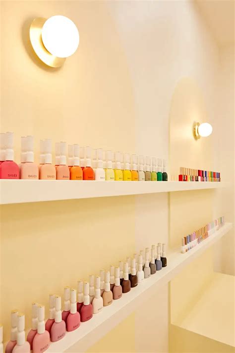 옐로우 컬러와 조명으로 밝은 분위기의 17평 네일 뷰티샵 인테리어 인천 연수구 송도