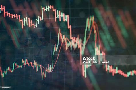 기술 가격 그래프 및 표시 블루 테마 화면에 빨간색과 녹색 촛대 차트 시장 변동성 위 및 아래 동향 주식 거래 암호화 통화 배경입니다 인덱스에 대한 스톡 사진 및 기타