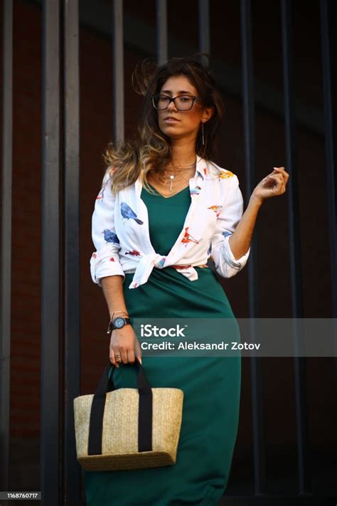 거리에서 쾌활한 산책 마을에서 캐주얼 예쁜 여자를 미소 아름다운 젊은 여자 가방에 대한 스톡 사진 및 기타 이미지 가방 거리 긍정적인 감정 표현 Istock