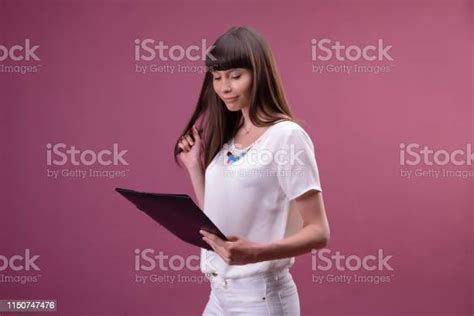 꽤 젊은 아름 다운 여자 서 서 필기 메모를가지고 손에 교과서 주최자를 들고 펜 갈색 머리에 대한 스톡 사진 및 기타 이미지 갈색 머리 경영자 기업 비즈니스 Istock