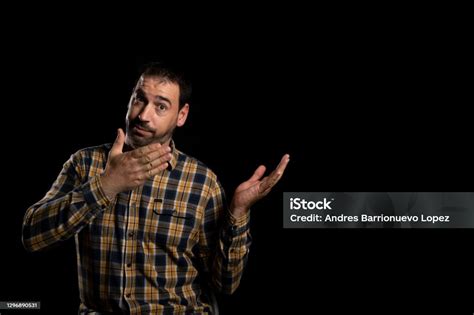 검은 색 배경에 고립 된 포즈 노란색 격자 무늬 셔츠를 입은 매력적인 수염 남자 남자에 대한 스톡 사진 및 기타 이미지 남자 셔츠 정장 셔츠 Istock