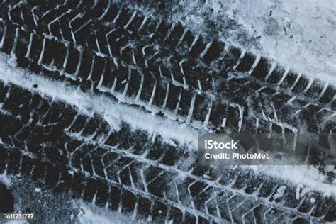 눈 위에 남겨진 자동차 타이어 흔적 평평한 누워있는 위에서 가까이서 볼 수 있습니다 바퀴 자국에 대한 스톡 사진 및 기타 이미지