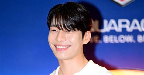 위하준 멋진 미소 뽐내며 [사진]