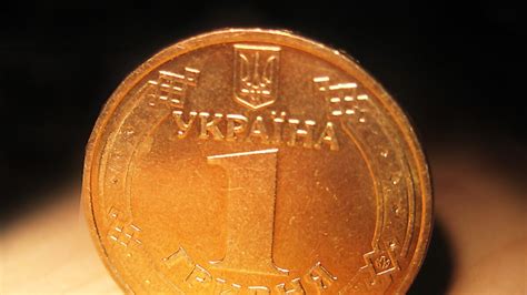Офіційна незмінність гривні похитнулася