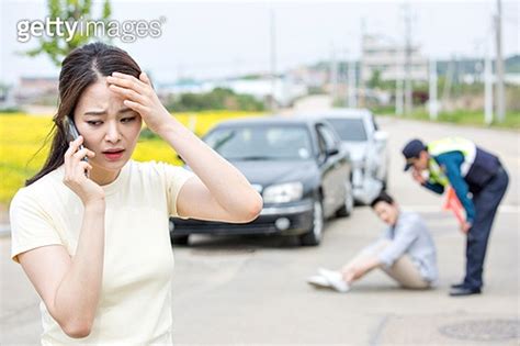 도로 자동차 사고 교통사고 파괴 컨셉 통화중 여성 걱정 어두운표정 불안 컨셉 이미지 Jv11147432 게티이미지뱅크