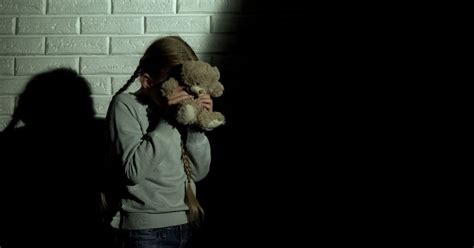 Abusa Della Figlia Piccola Per Sei Anni La Bimba Confessa Tutto Al Fratello Che Fa Arrestare Il