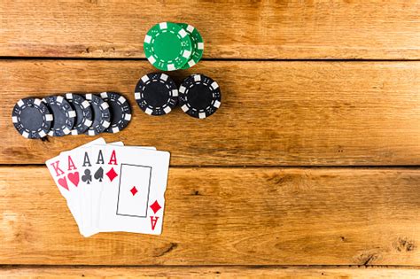 나무 배경에 포커 칩과 에이스의 스택 포커 칩 확산 빅 블라인드 딜러 포커 개념 0명에 대한 스톡 사진 및 기타 이미지 0명 가능성 검은색 Istock