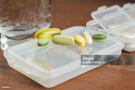 나무 테이블의 플라스틱 용기에 혼합 된 천연 식품 보충제와 비타민 알 약 0명에 대한 스톡 사진 및 기타 이미지 0명 개체 그룹 건강관리와 의술 Istock