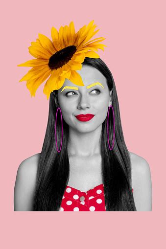 예술 이미지 수직 사진 콜라주 행복 꿈꾸는 듯한 소녀 입다 해바라기 꽃 헤어 케어 살롱 치료 절차 그린 눈썹 20 24세에 대한