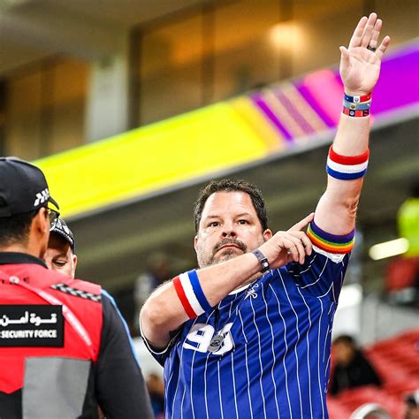 ფოტოები ლგბტ საზოგადოების ამერიკელი მხარდამჭერი დაცვამ სტადიონიდან დაუყონებლივ გაიყვანა